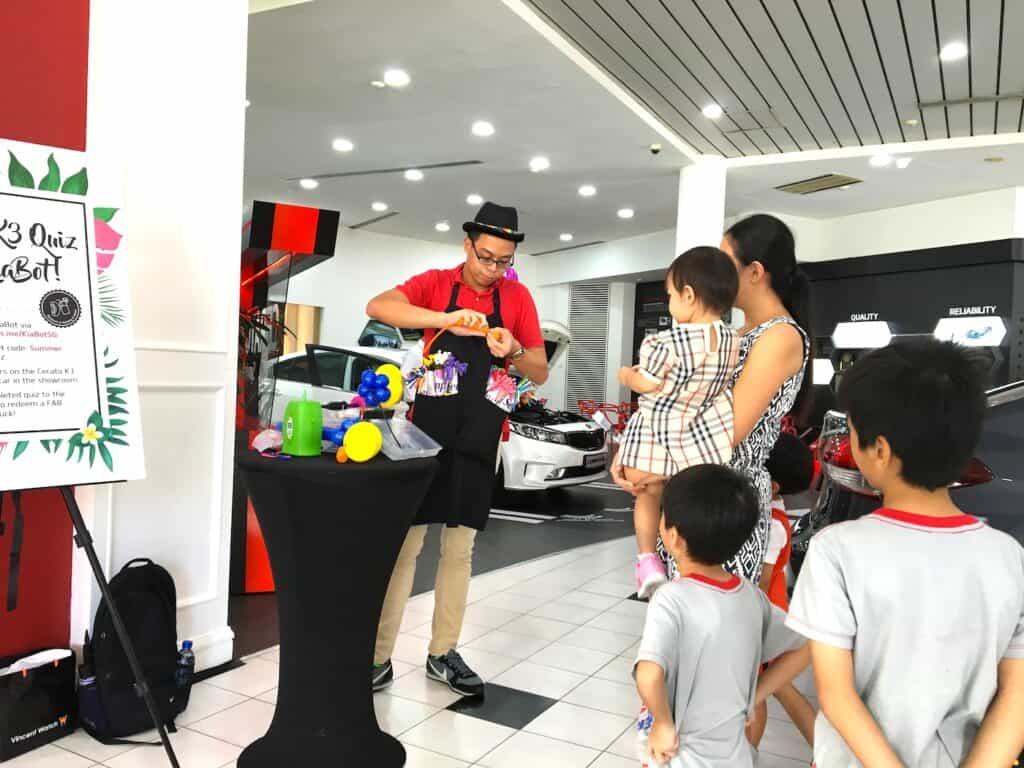 Balloon-Sculpting-Fringe-Activity-Singapore | Carnival World